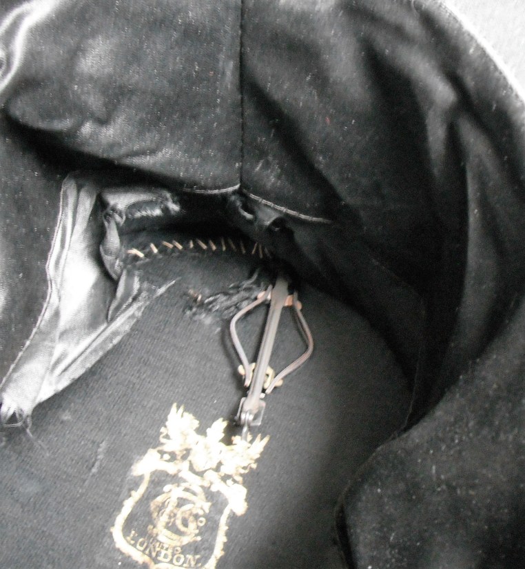 Mechanism inside a different collapsible top hat | HISTORY ON YOUR HEAD